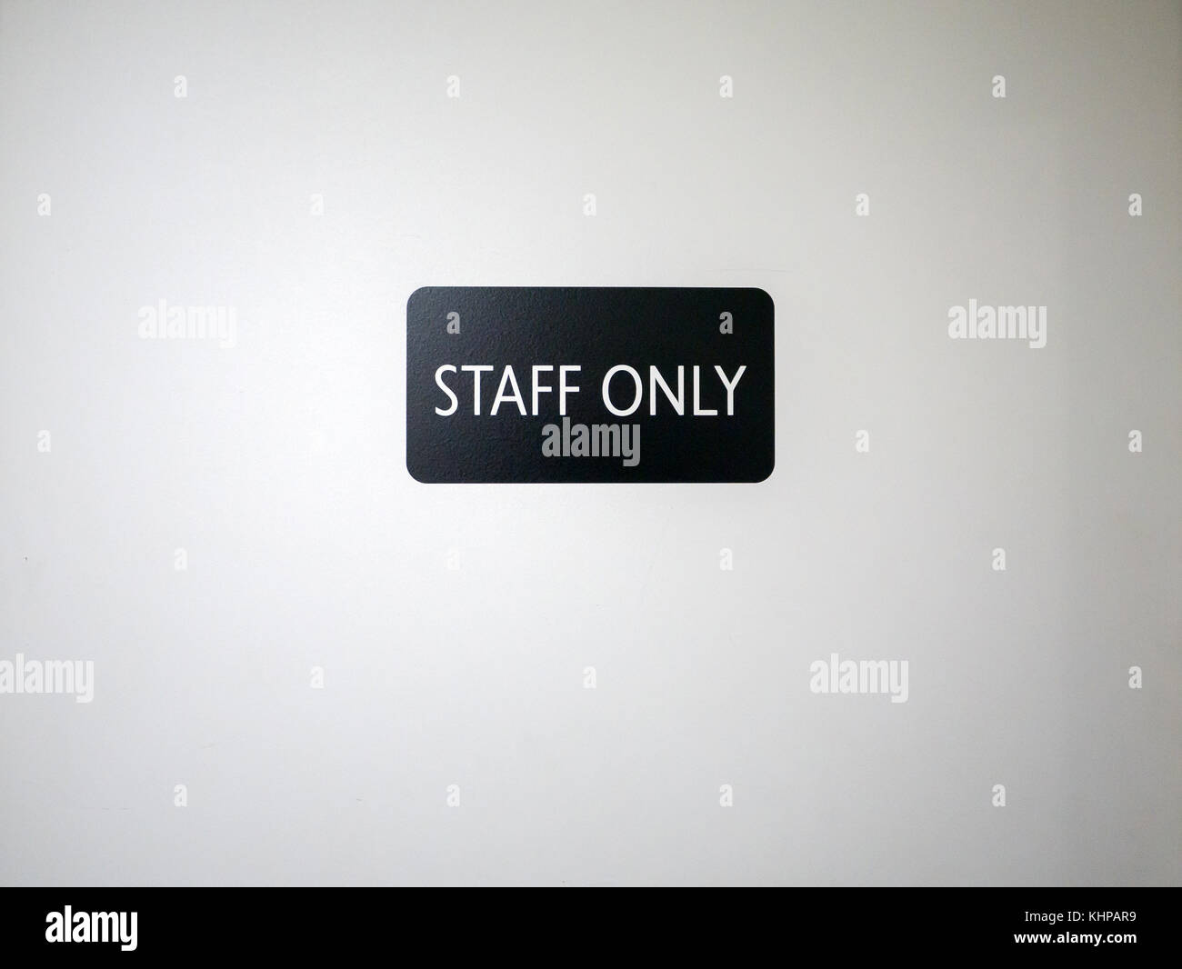 Staff only sign hi-res stock photography and images - Alamy