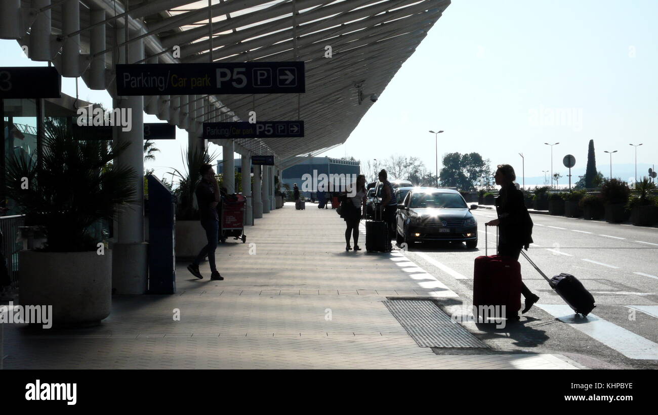 Airport arrivals departures france hi-res stock photography and images ...