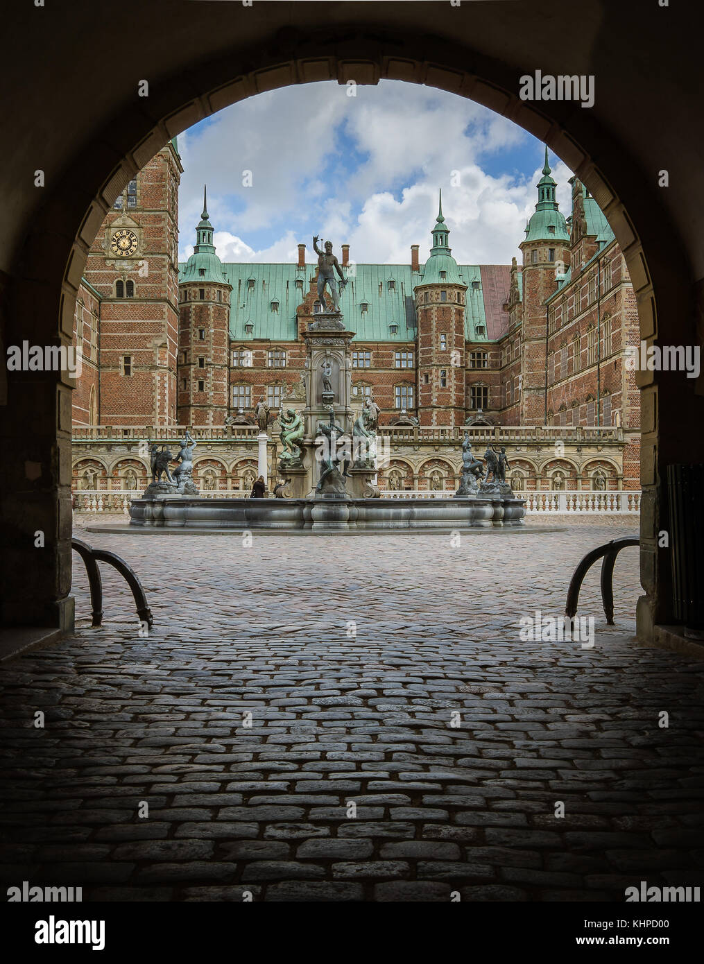 Dark entrance arch hi-res stock photography and images - Alamy