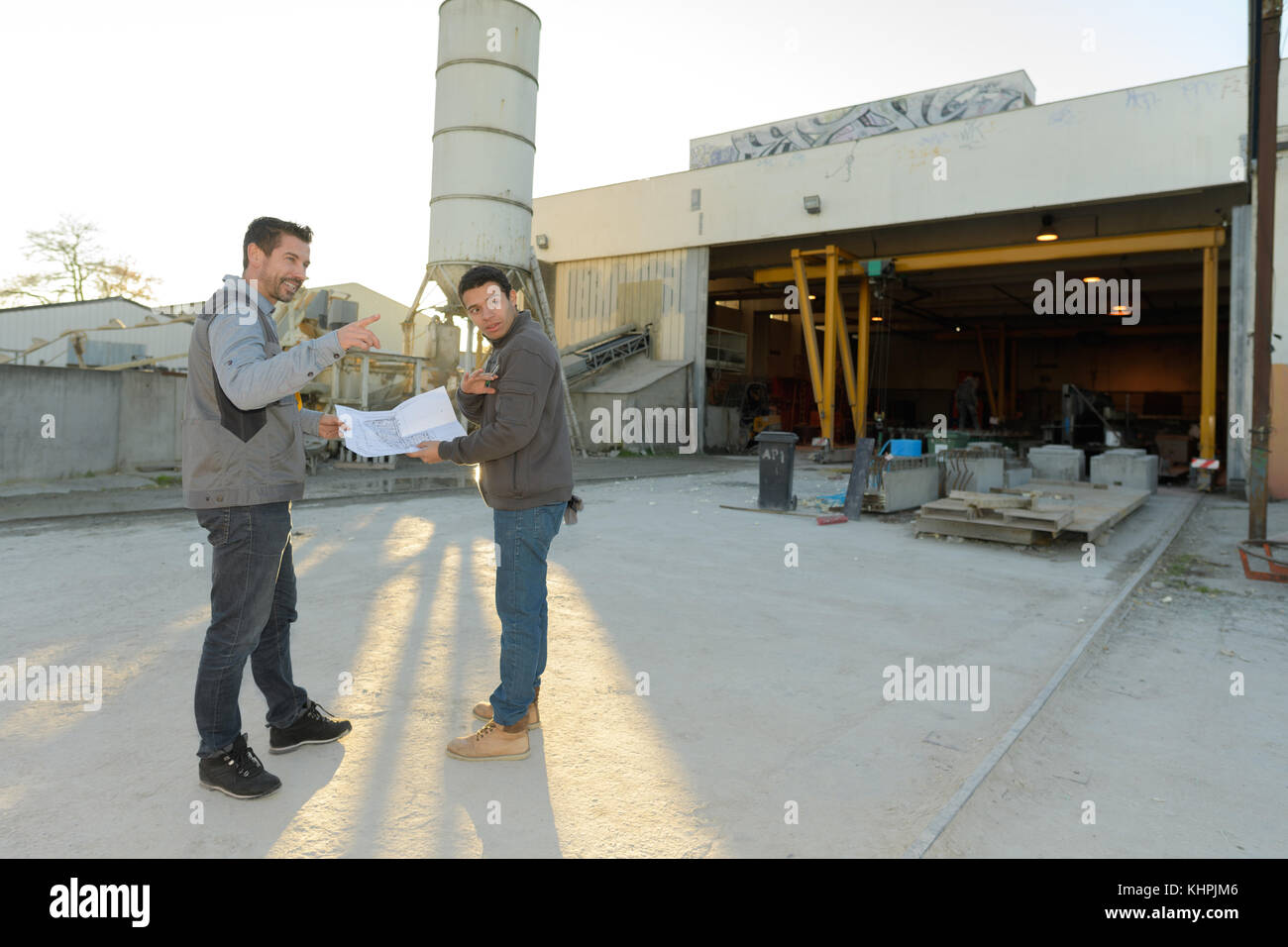 workers by gate to load goods on a large warehouse Stock Photo - Alamy