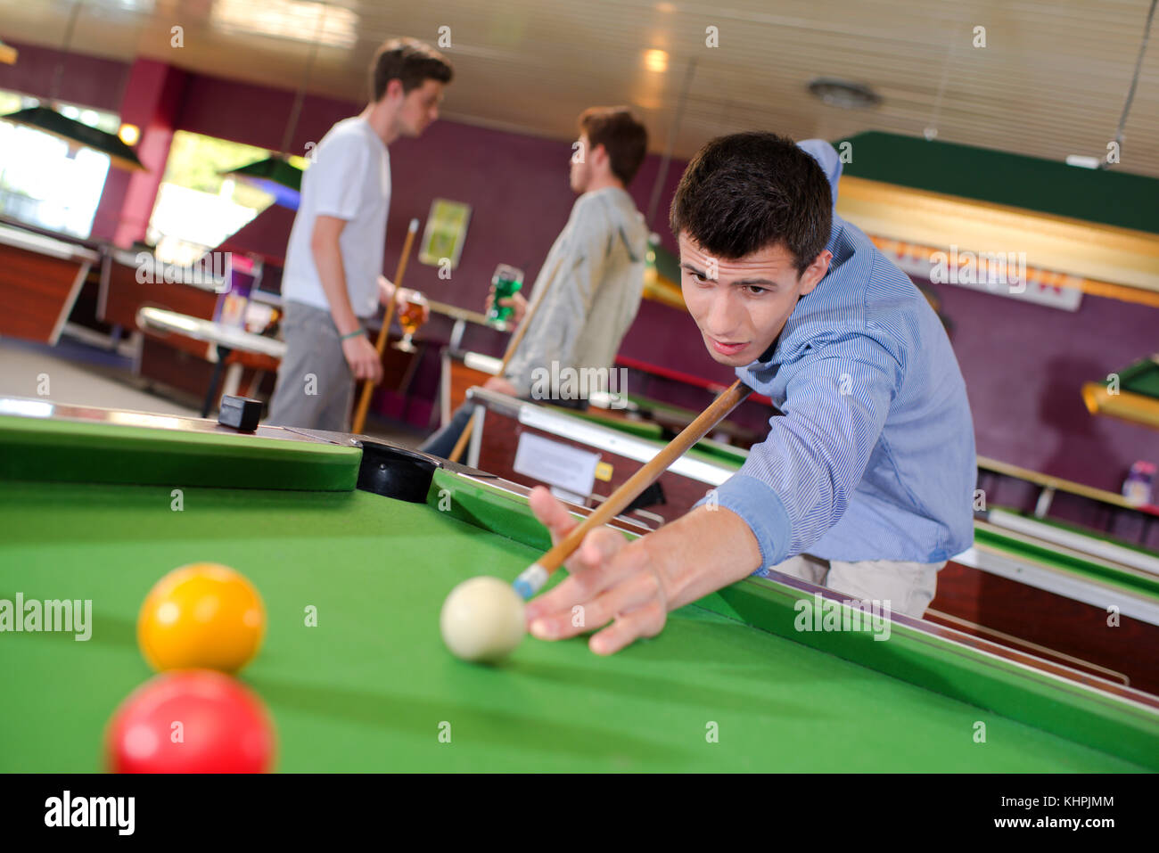 Teen playing pool table hi-res stock photography and images - Alamy
