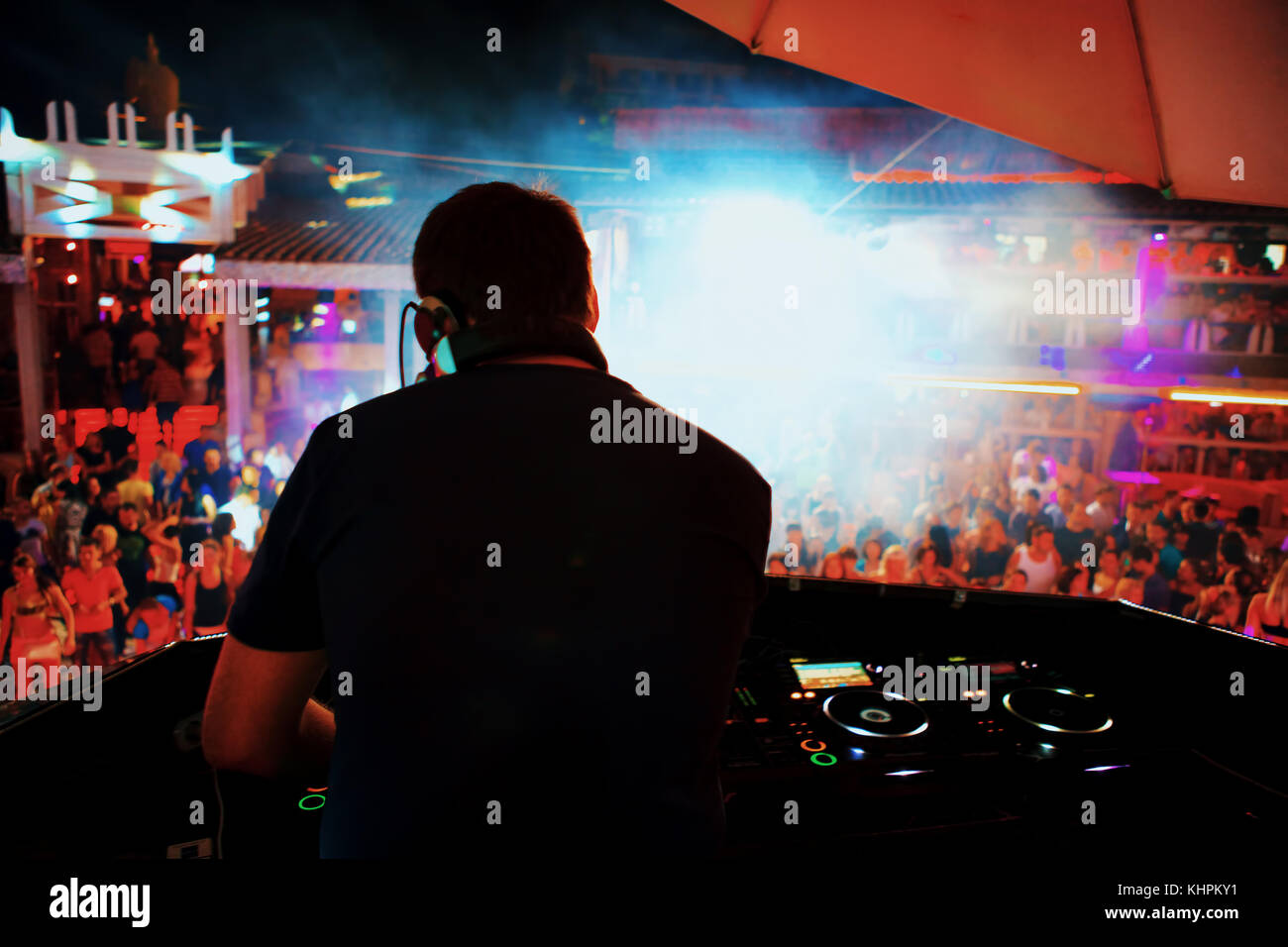 Club dj back to crowd hi-res stock photography and images - Alamy
