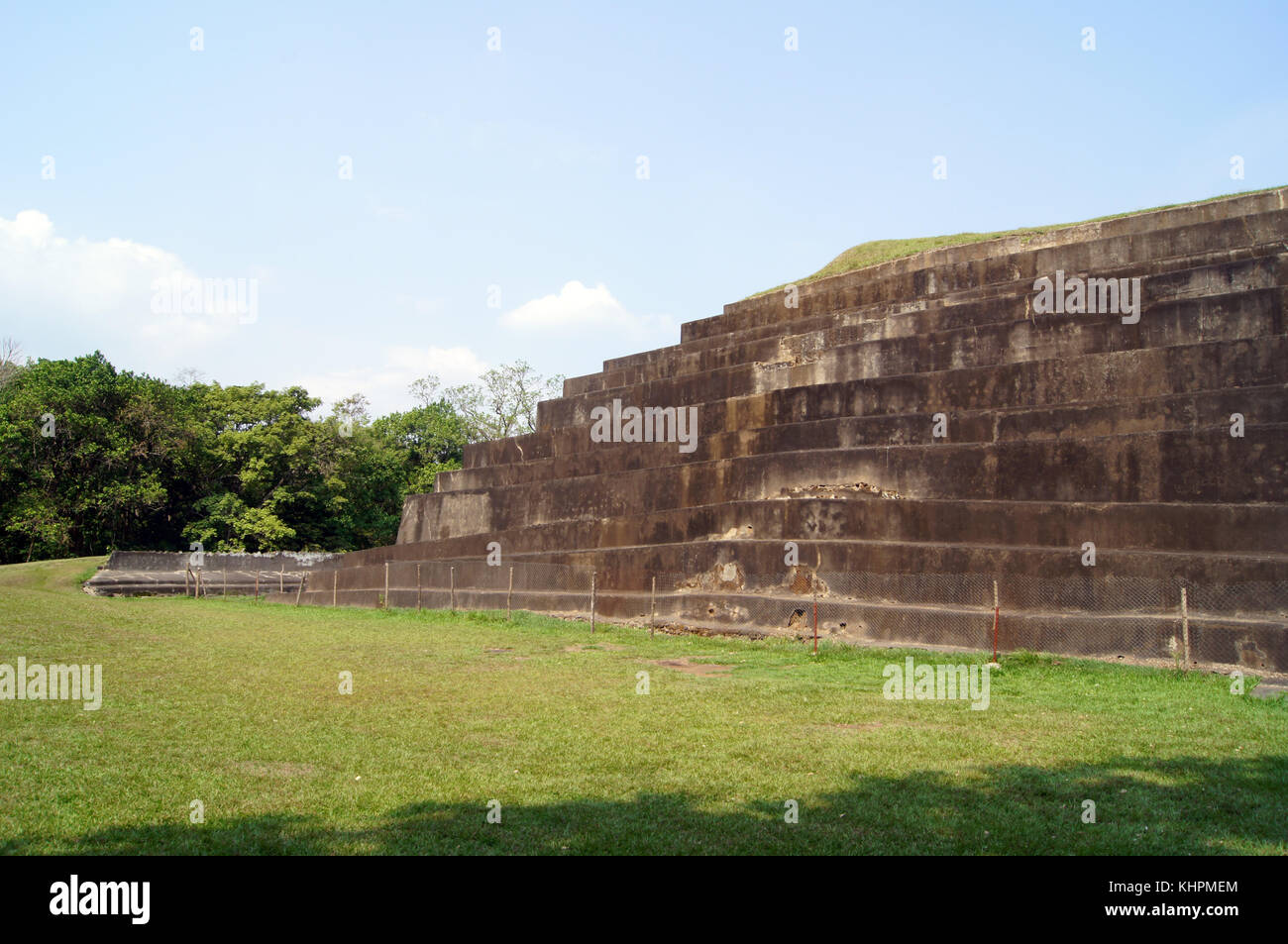 Big mayan pyramid in Tazumal, Salvador Stock Photo - Alamy