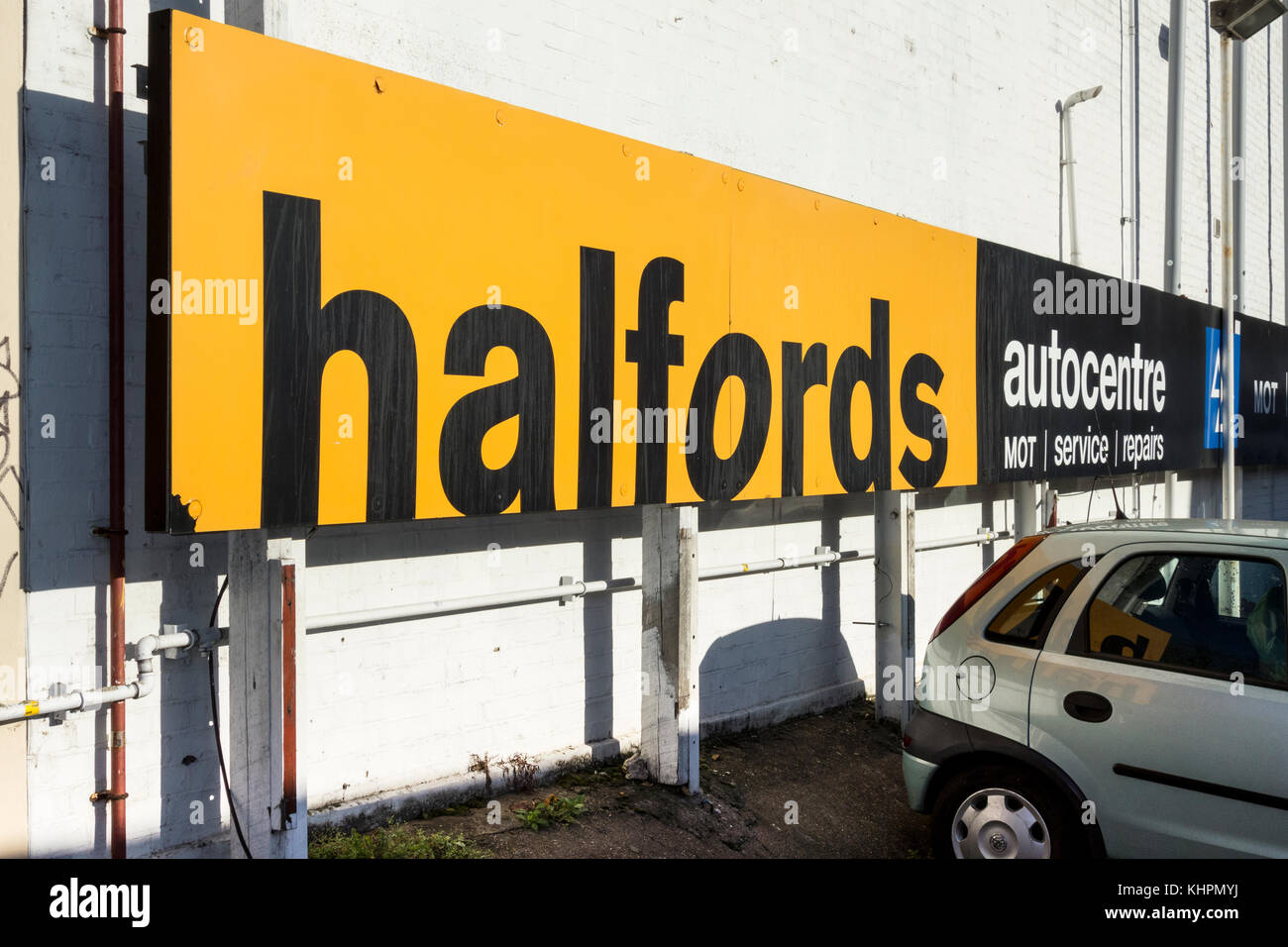 Halfords logo hi-res stock photography and images - Alamy