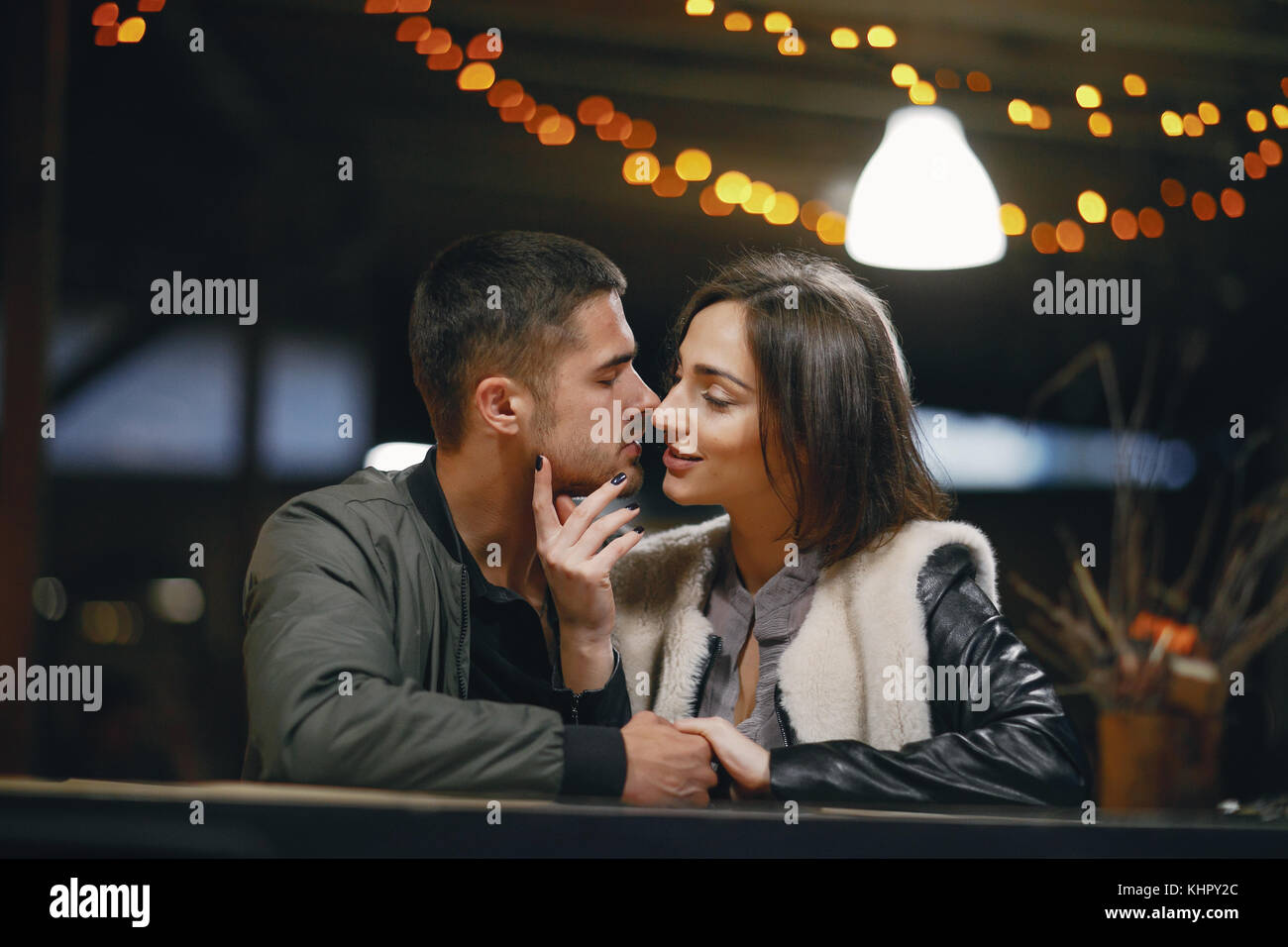 Young couple kiss bar hi-res stock photography and images - Alamy