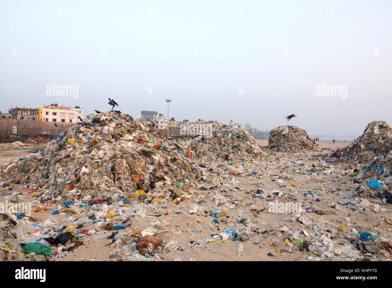 Huge piles of plastic garbage and other rubbish pollute Versova Beach ...