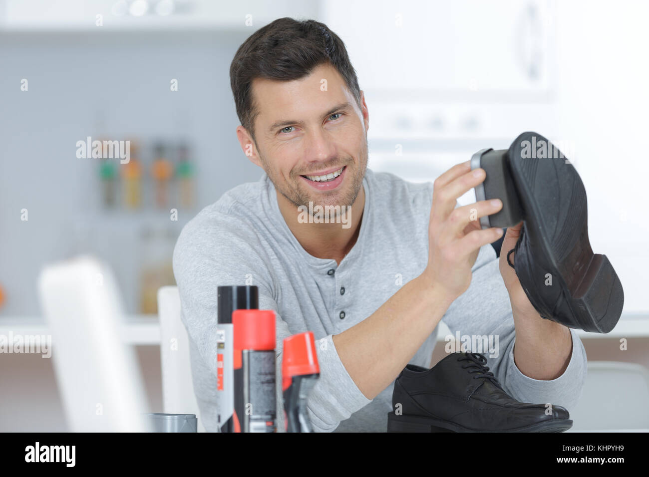 man polishing a shoe Stock Photo - Alamy