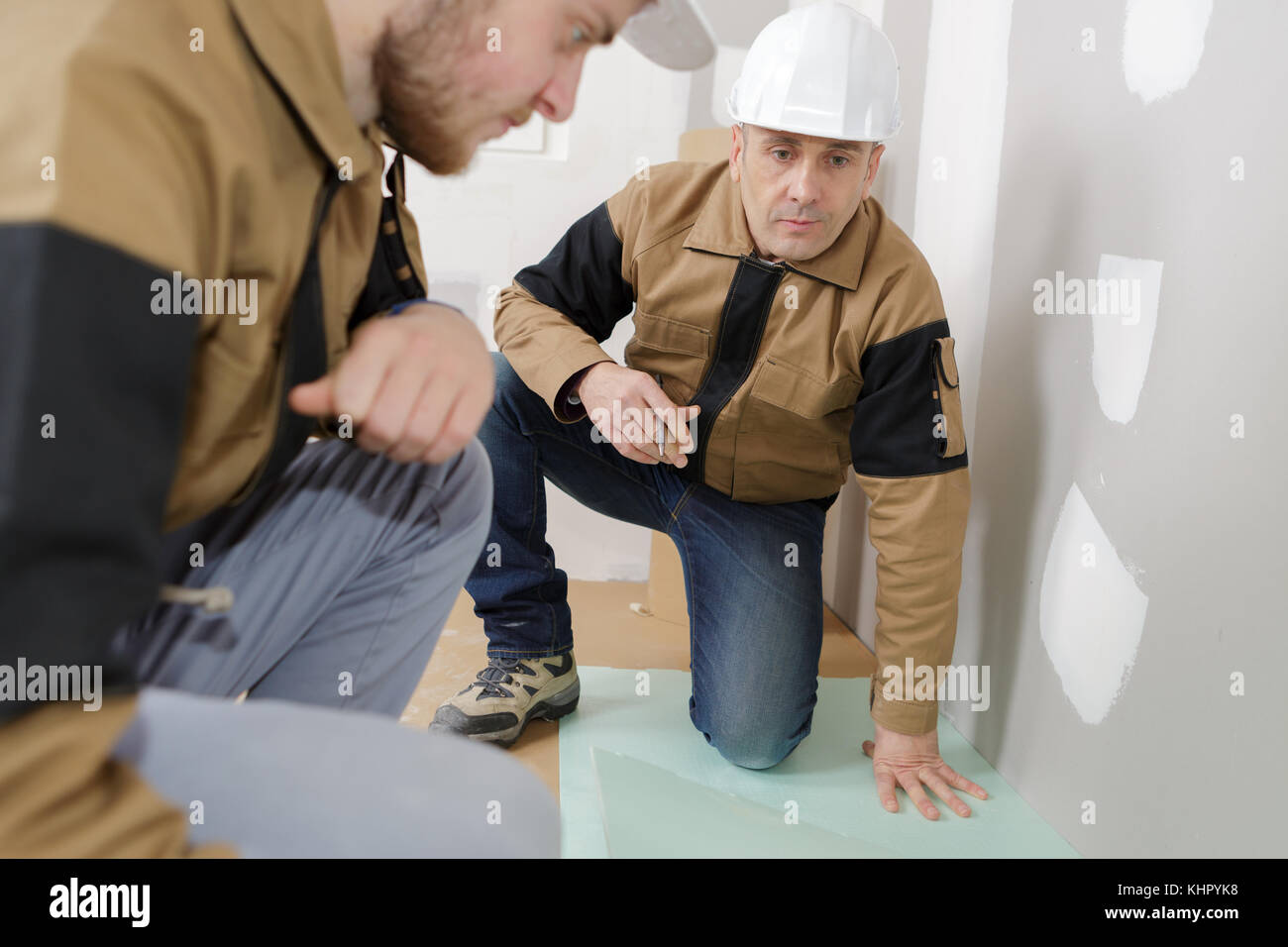 bricklayer at work in building site Stock Photo - Alamy