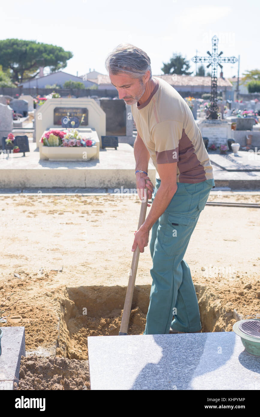 Spade shovel grave hi-res stock photography and images - Alamy