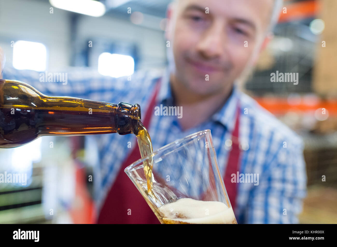 Serving a pint hi-res stock photography and images - Alamy