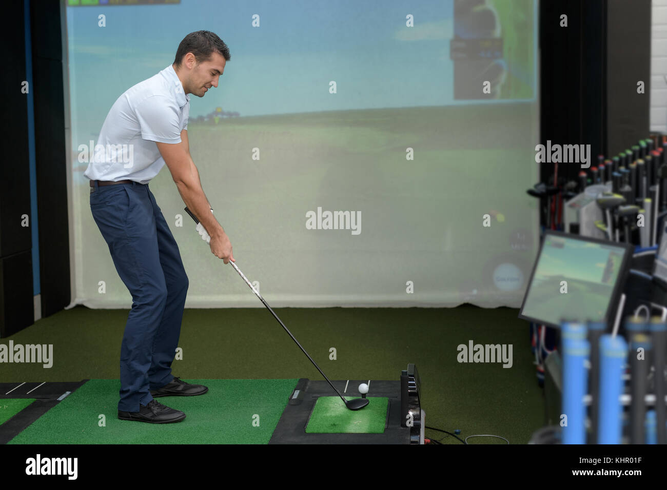 young man gaming golf in vr headset Stock Photo - Alamy