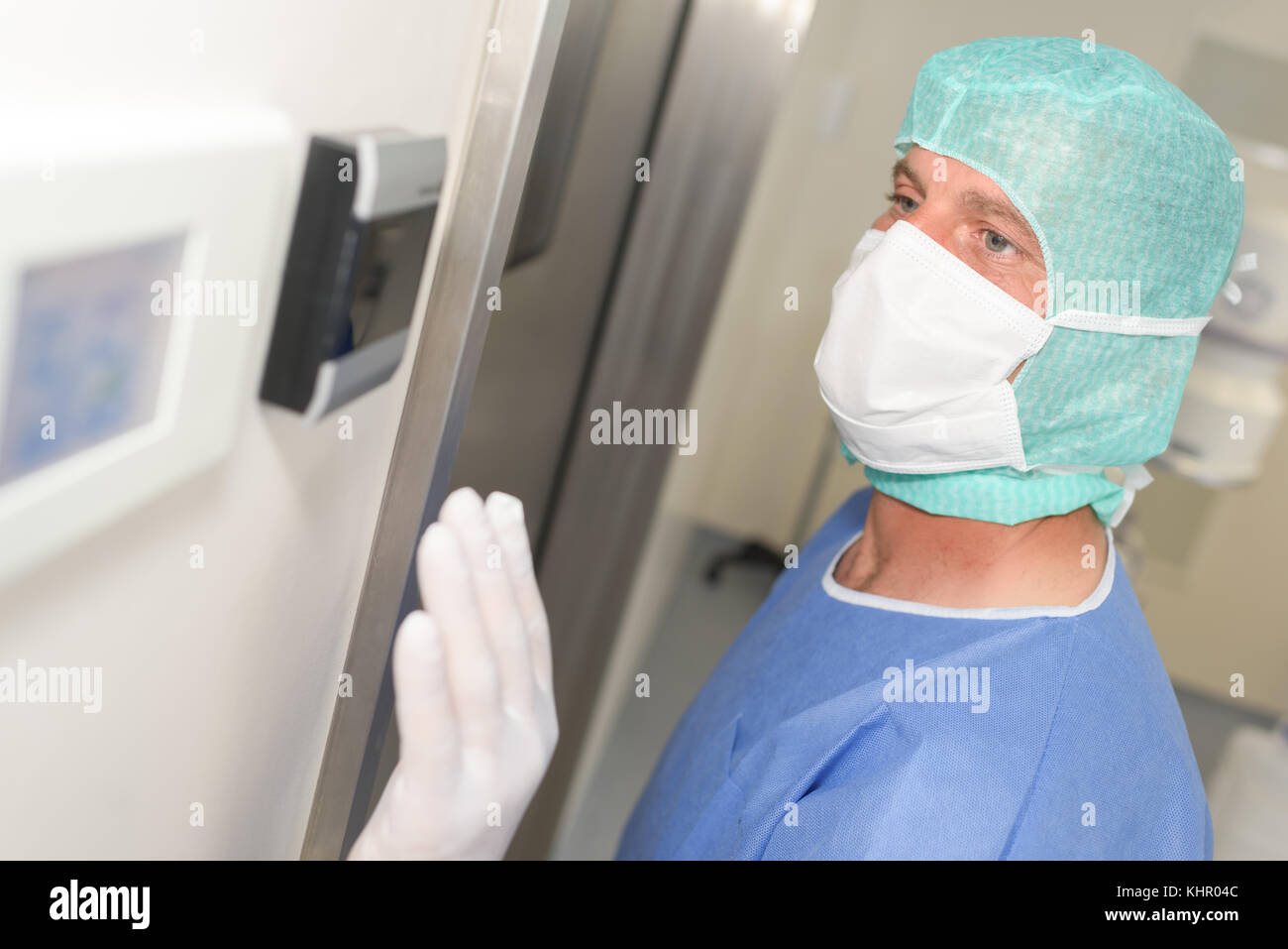 surgeon ready to enter in operation theatre Stock Photo - Alamy