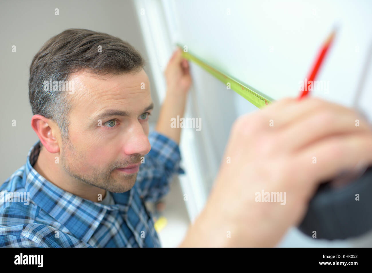 man measuring wall Stock Photo - Alamy
