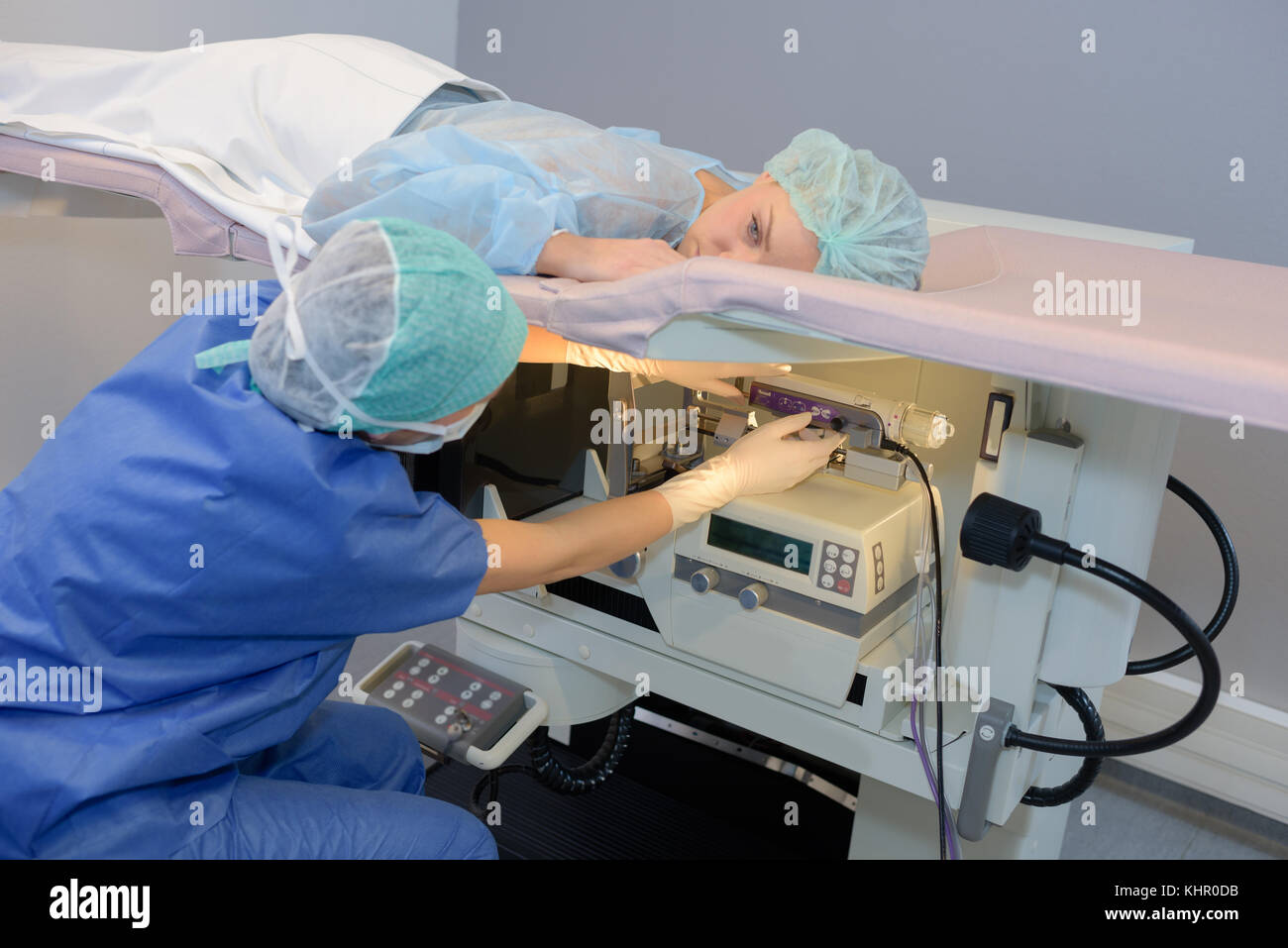 Patient undergoing surgery hi-res stock photography and images - Alamy