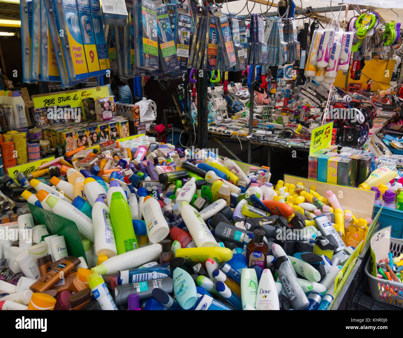 Flea market furniture hi-res stock photography and images - Alamy