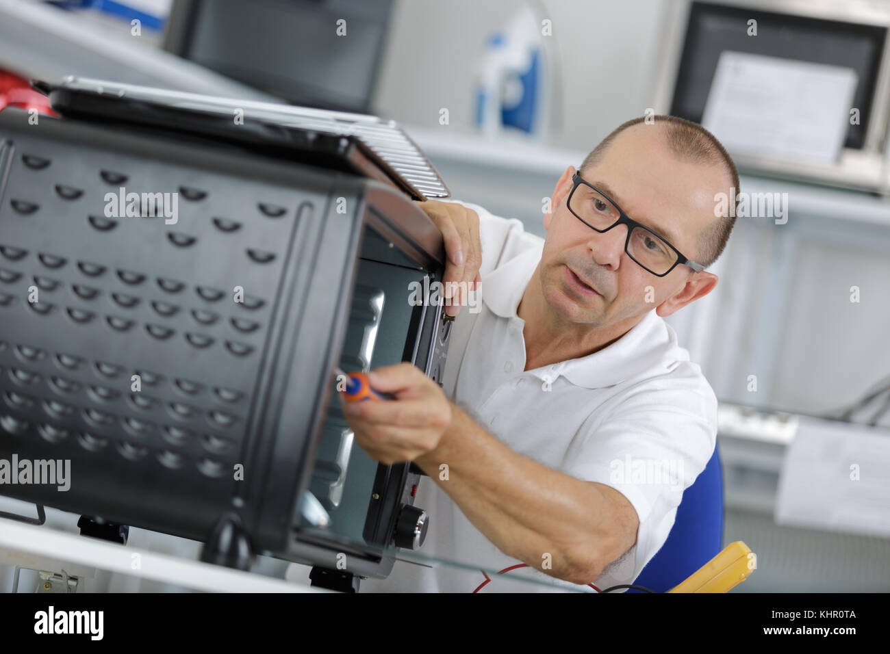 Person using microwave oven hi-res stock photography and images - Alamy