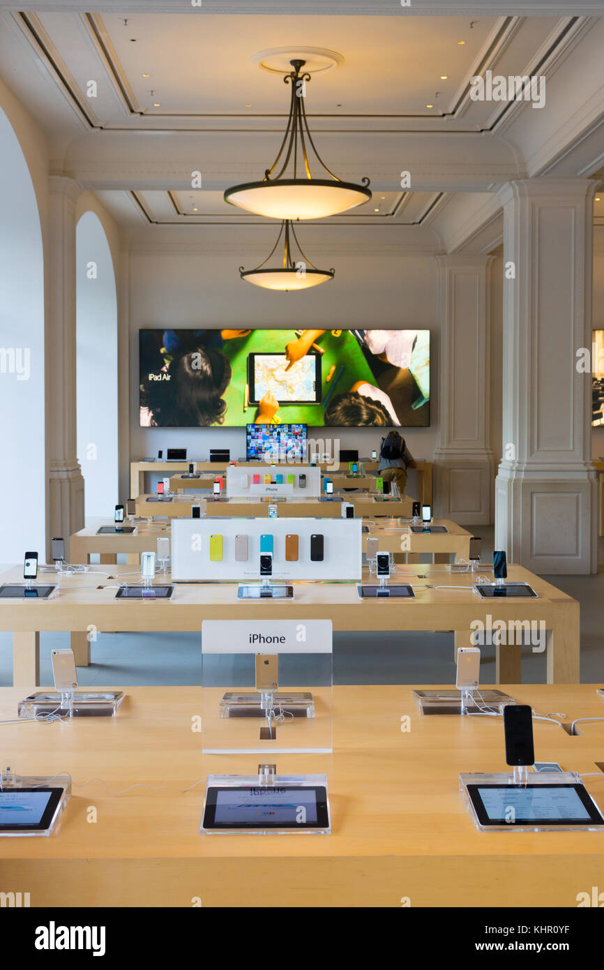 Amsterdam Apple store interior Stock Photo - Alamy