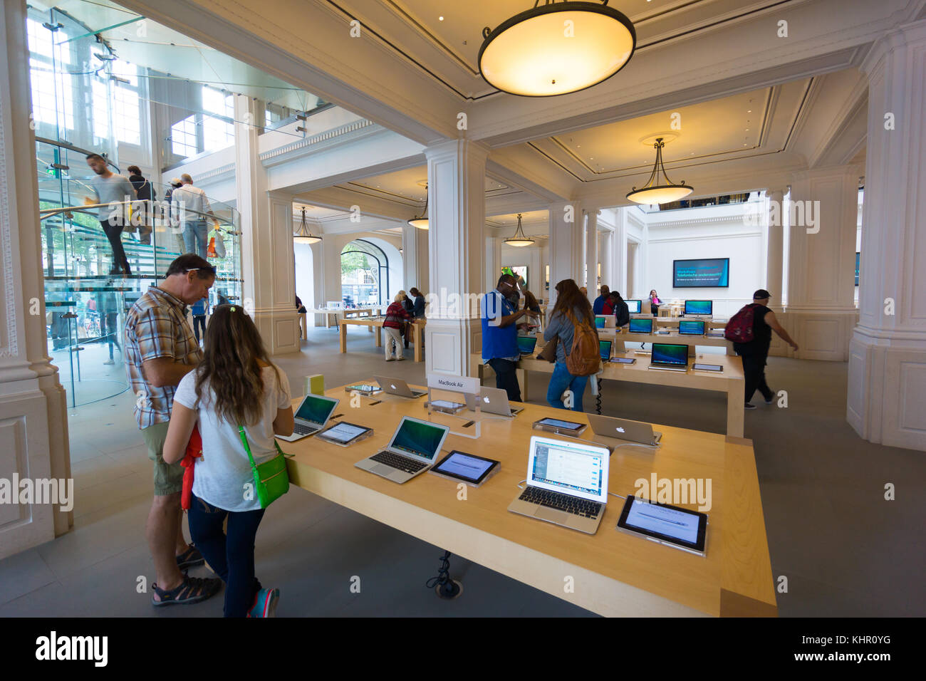 Amsterdam Apple store interior Stock Photo - Alamy