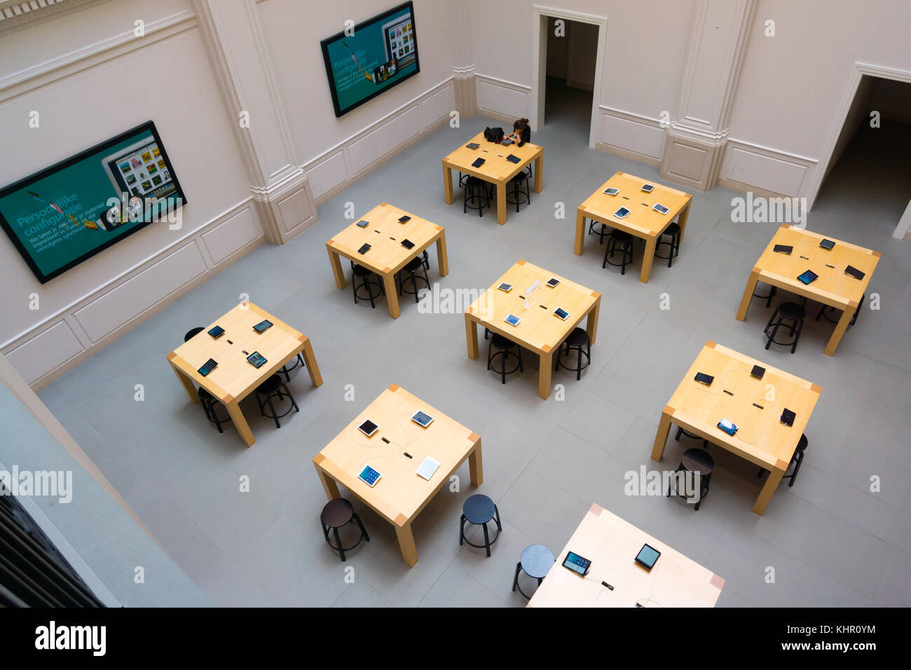 Amsterdam Apple store interior Stock Photo - Alamy