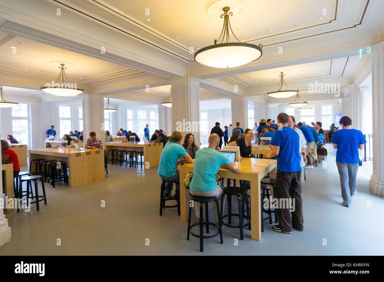 Amsterdam Apple store interior Stock Photo - Alamy