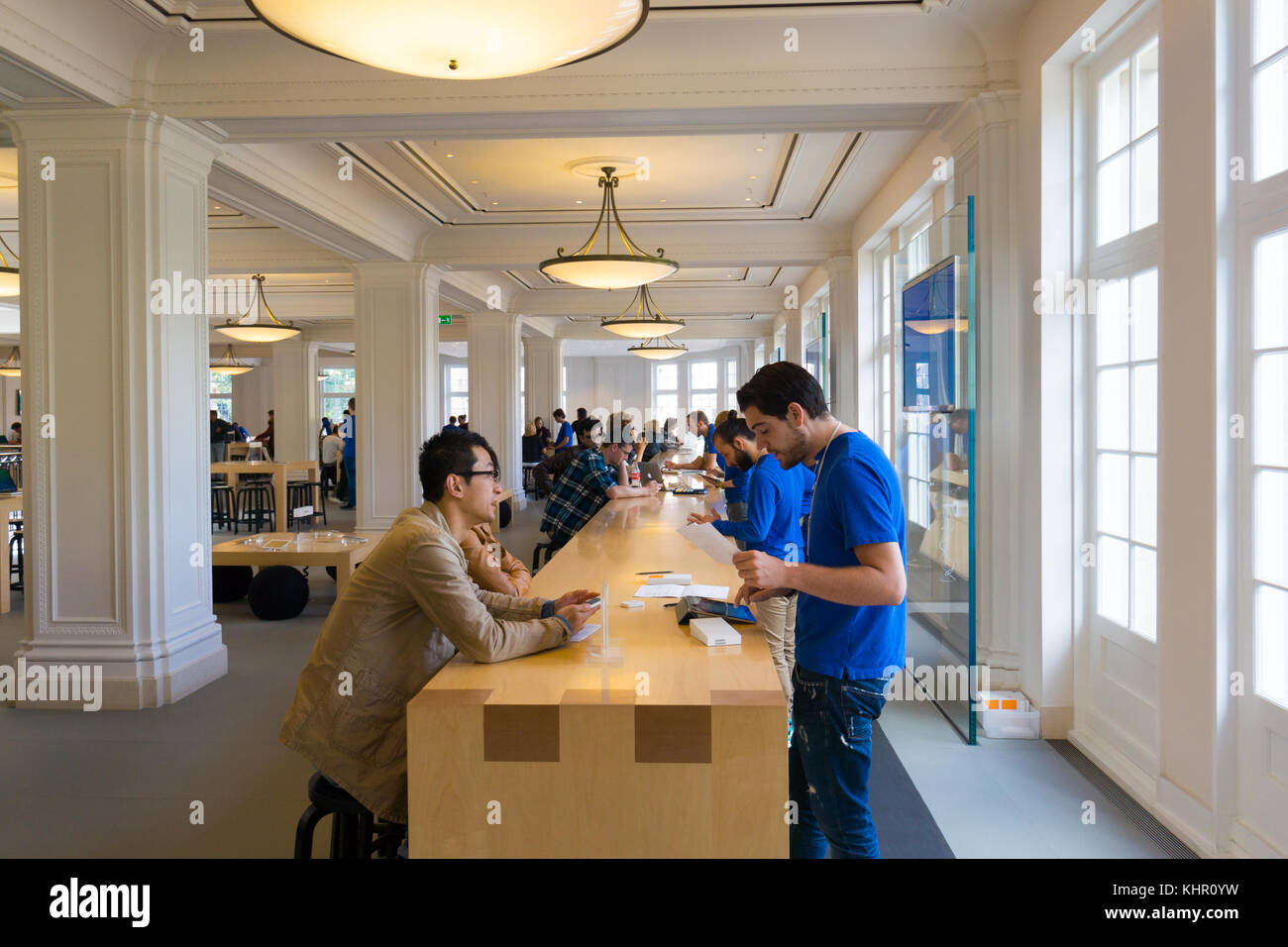Amsterdam Apple store interior Stock Photo - Alamy