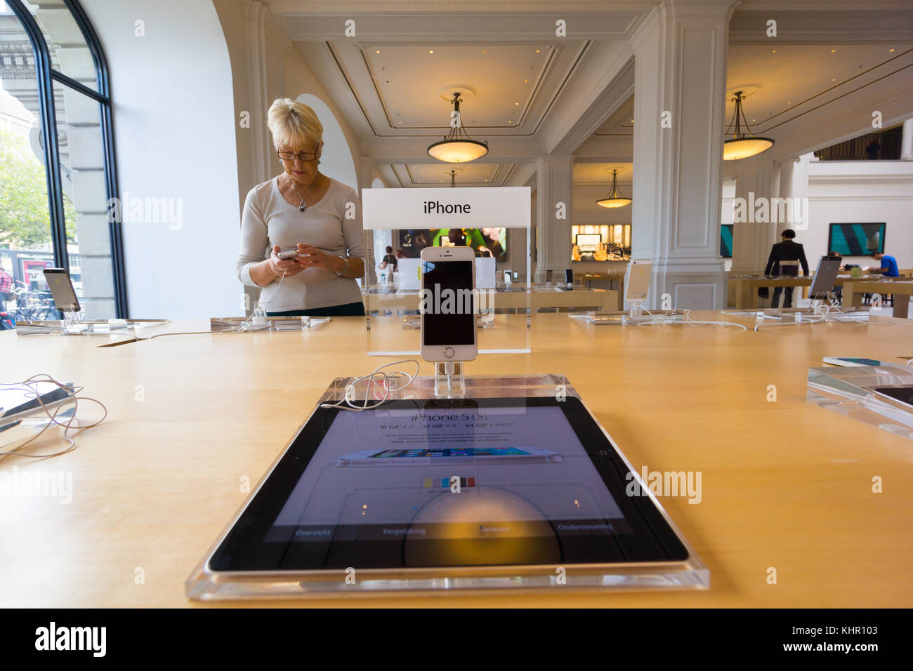 Amsterdam Apple store interior Stock Photo - Alamy