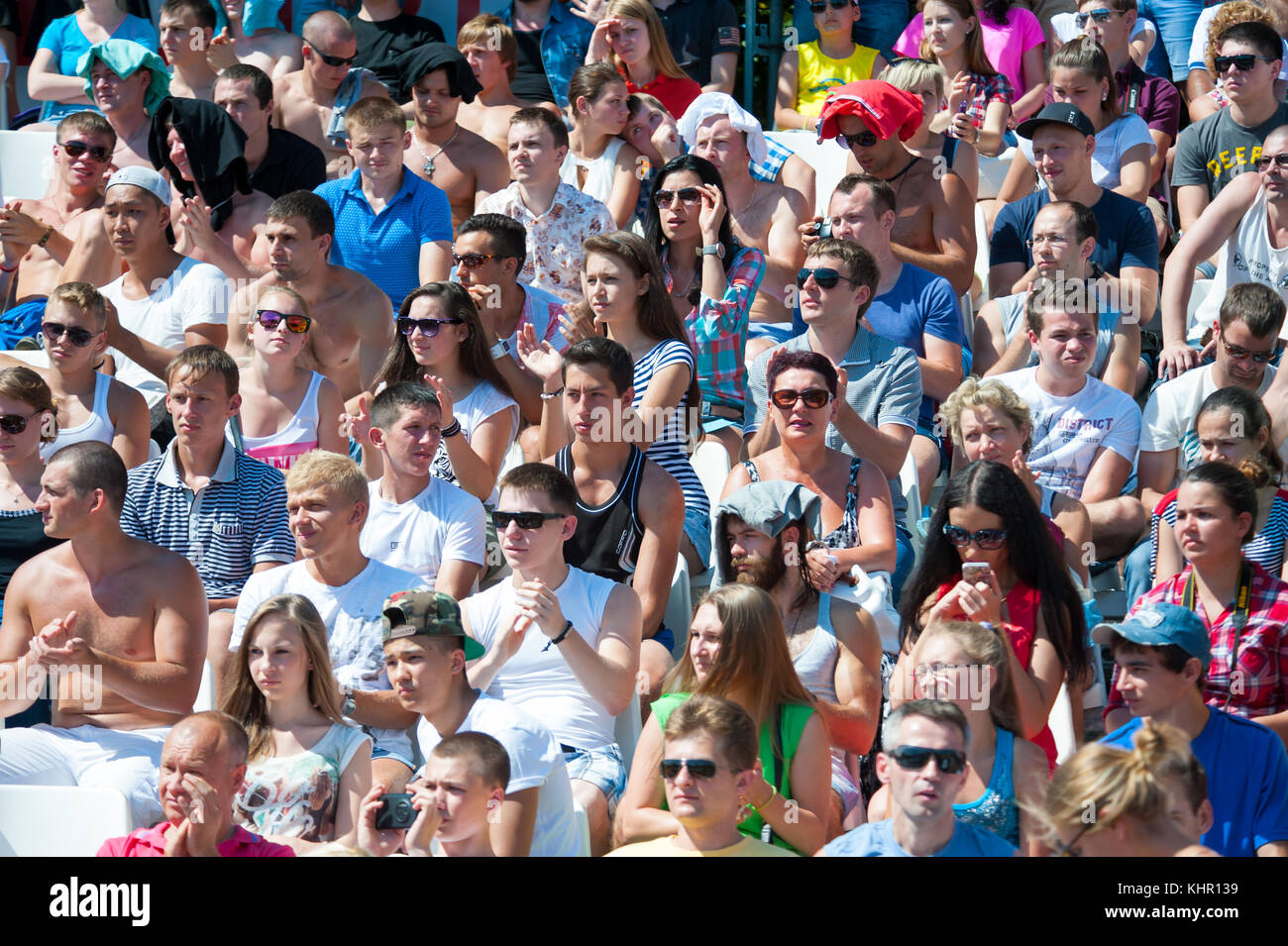 Crowd clapping football hi-res stock photography and images - Alamy