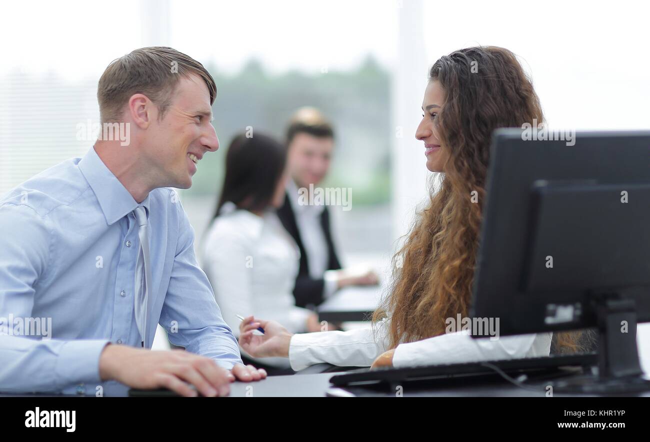 Manager and employee discuss work problem Stock Photo - Alamy