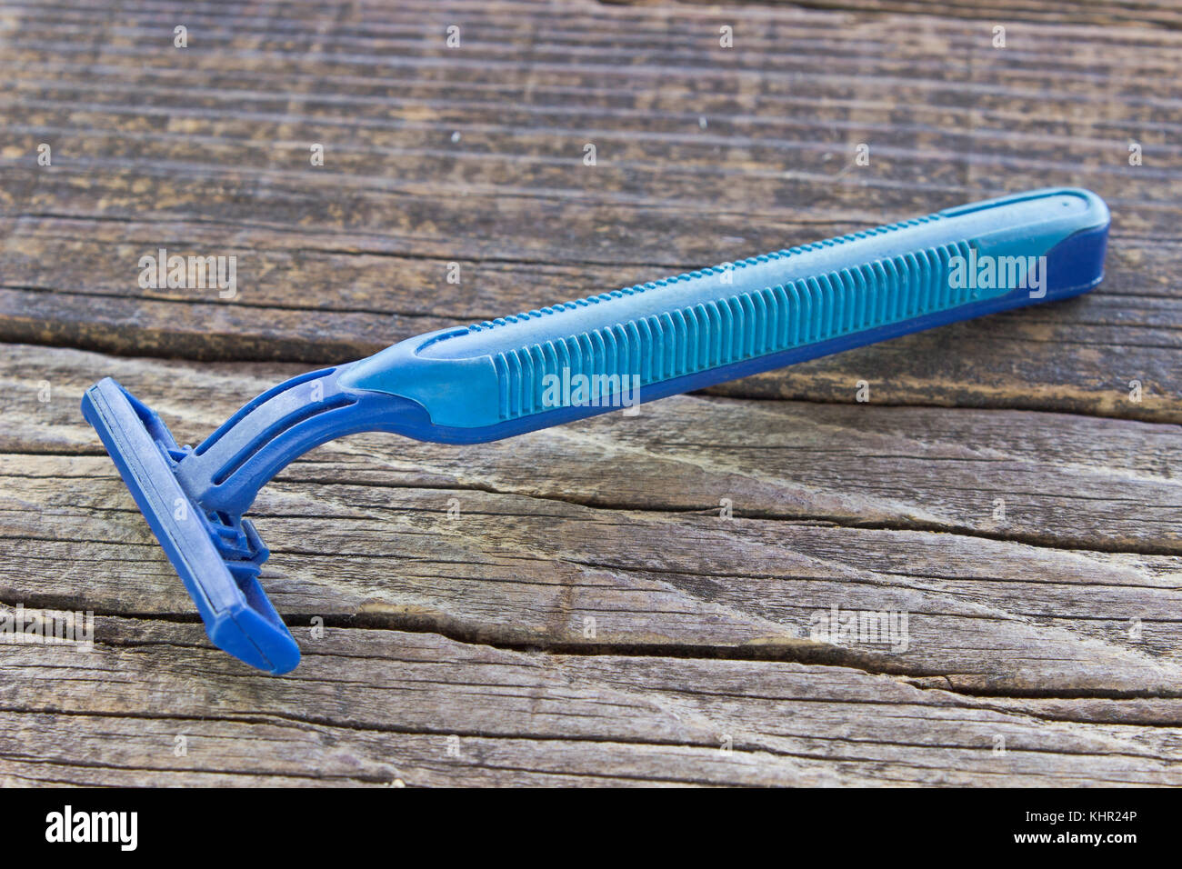 Razor blade on wooden background Stock Photo - Alamy