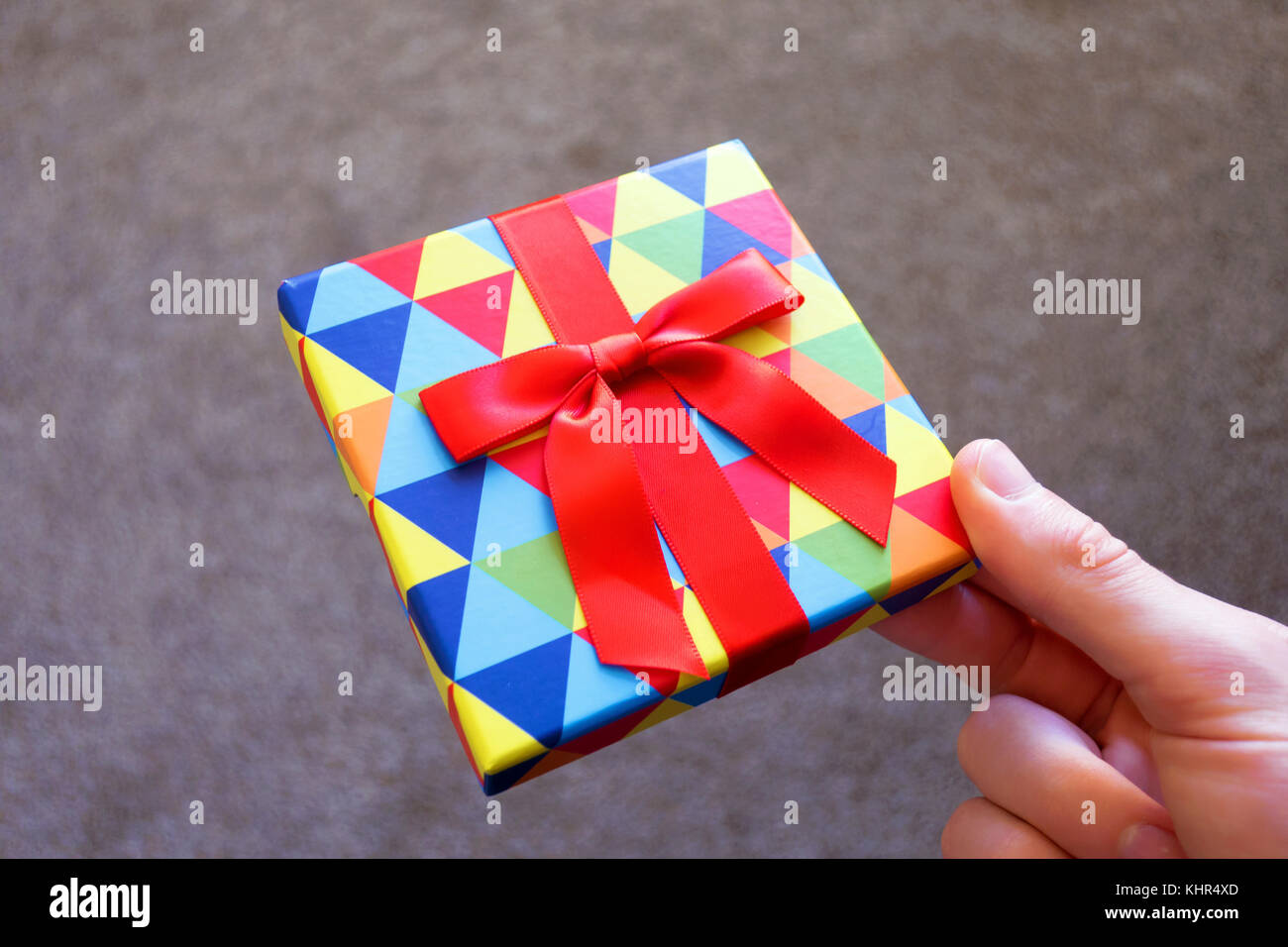 Man holding birthday card hi-res stock photography and images - Alamy
