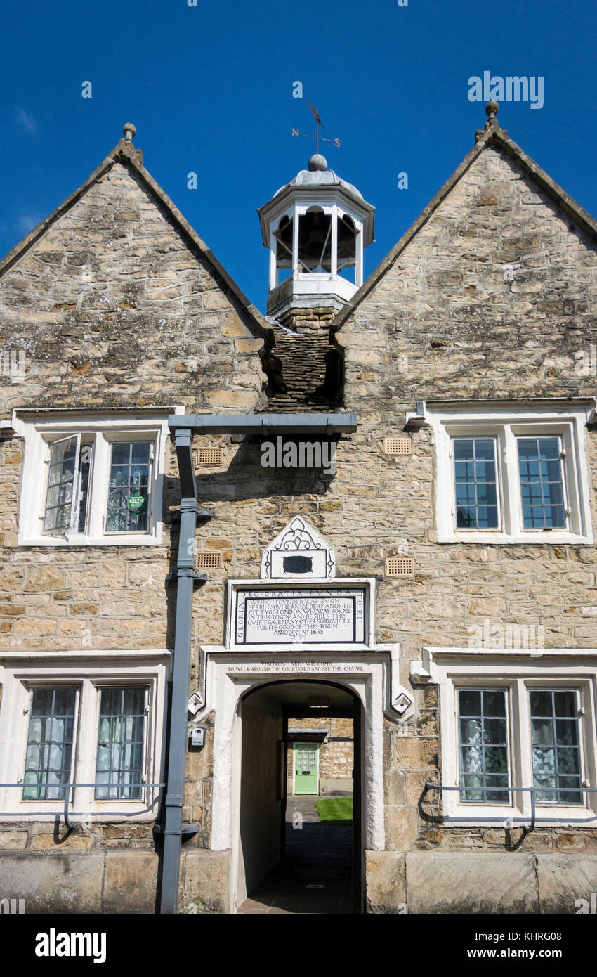 17th century almshouses hi-res stock photography and images - Alamy