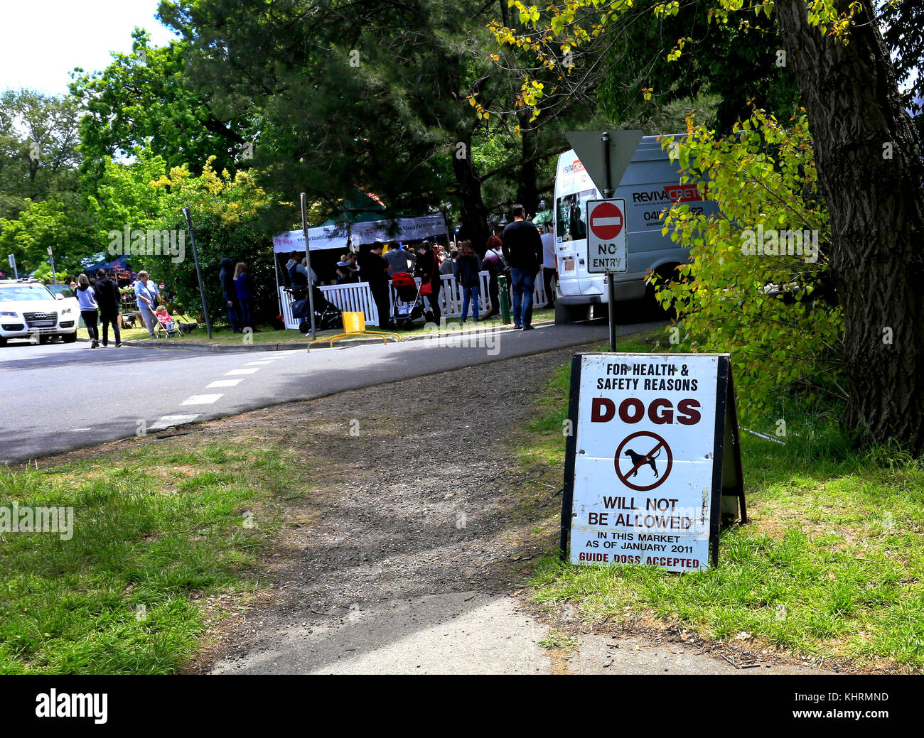 Guide dogs allowed signage hi-res stock photography and images - Alamy