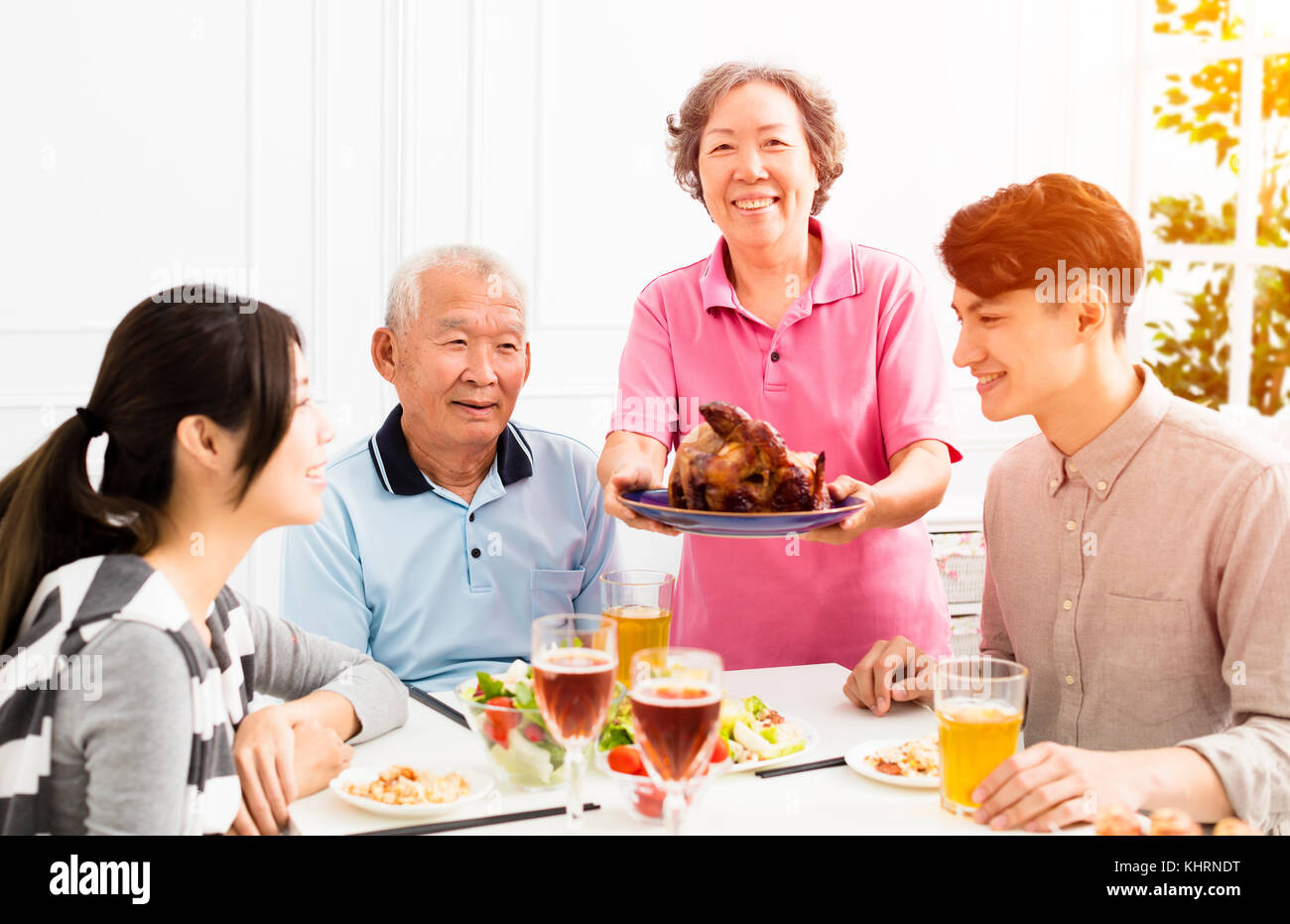 Family dinner restaurant hi-res stock photography and images - Alamy