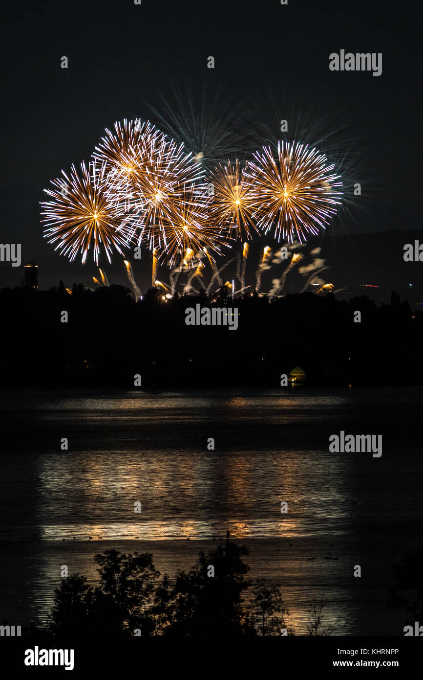 Fireworks over water hi-res stock photography and images - Alamy