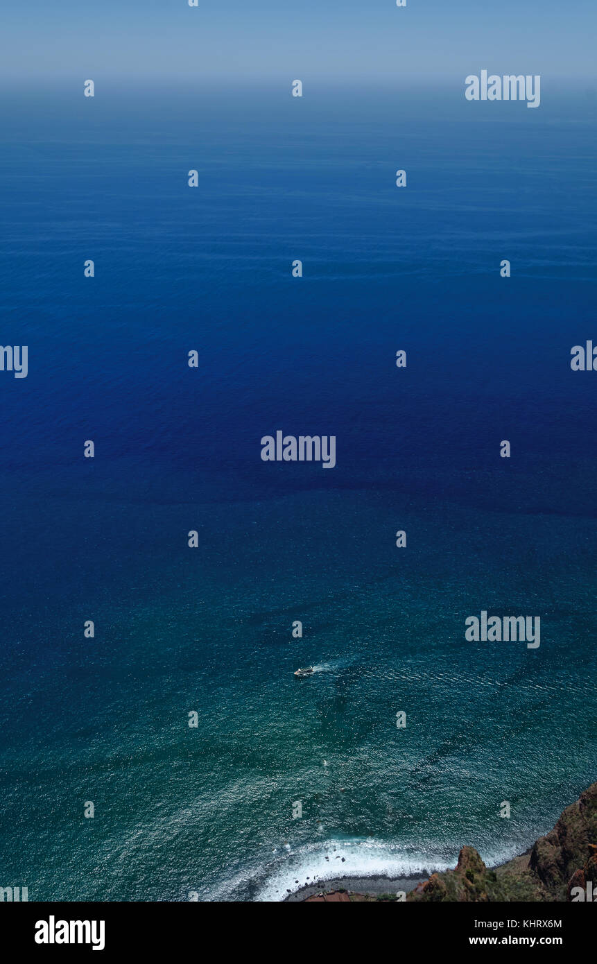 Aerial view stunning blue ocean hi-res stock photography and images - Alamy