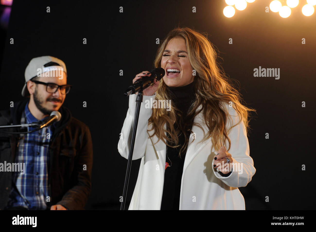 NEW YORK, NY - NOVEMBER 09: Singer-Songwriter Jessie James Decker ...