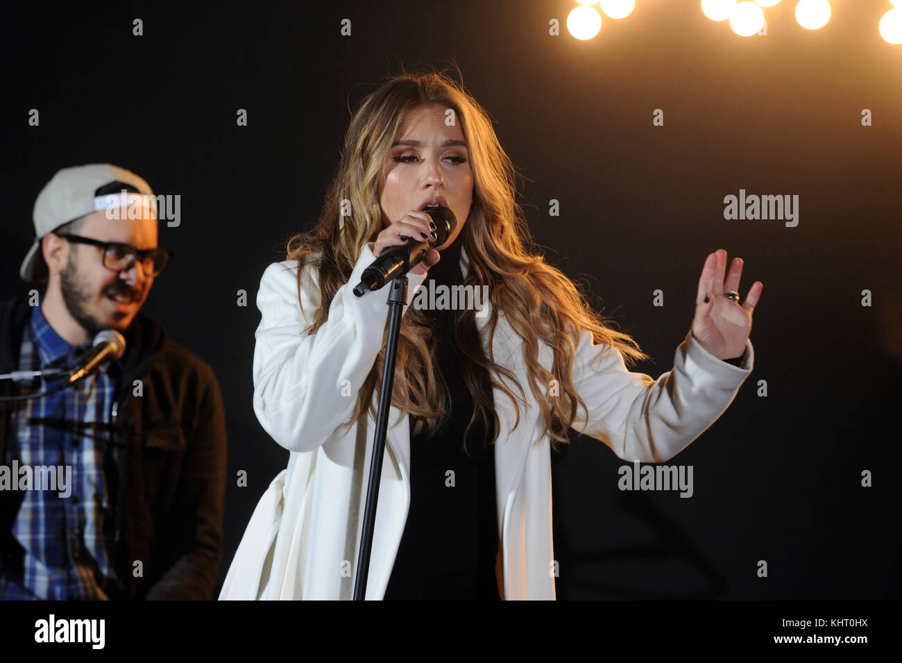 NEW YORK, NY - NOVEMBER 09: Singer-Songwriter Jessie James Decker ...