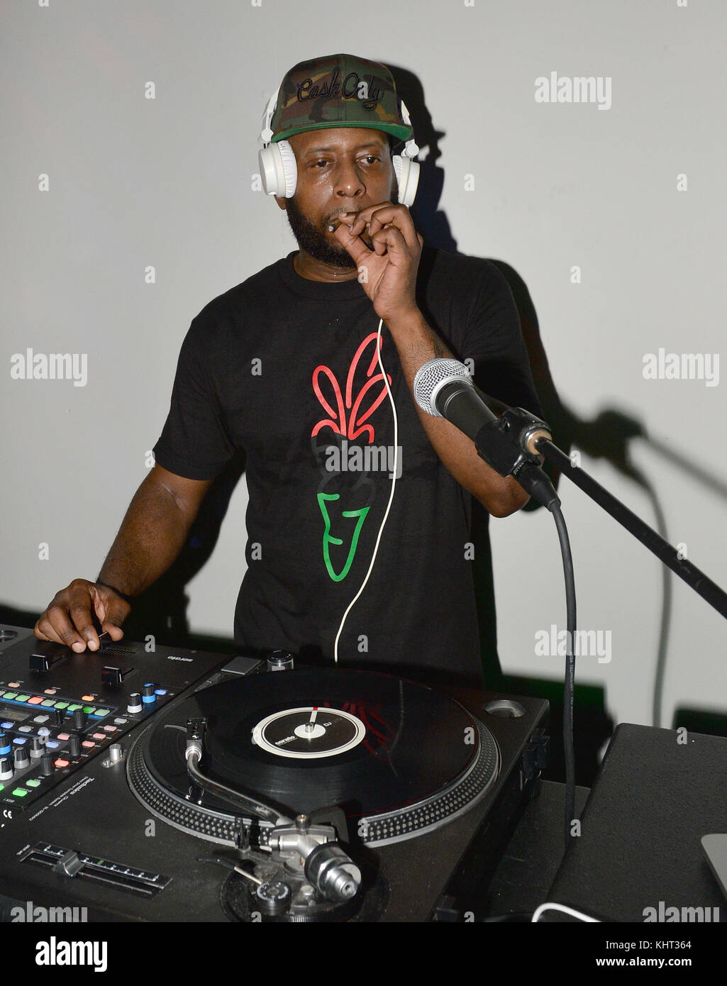 Smoking weed concert hi-res stock photography and images - Alamy