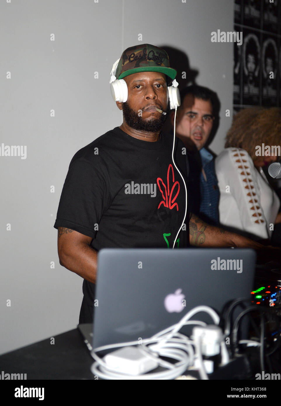 FORT LAUDERDALE, FL - FEBRUARY 19: Talib Kweli preforms onstage while ...