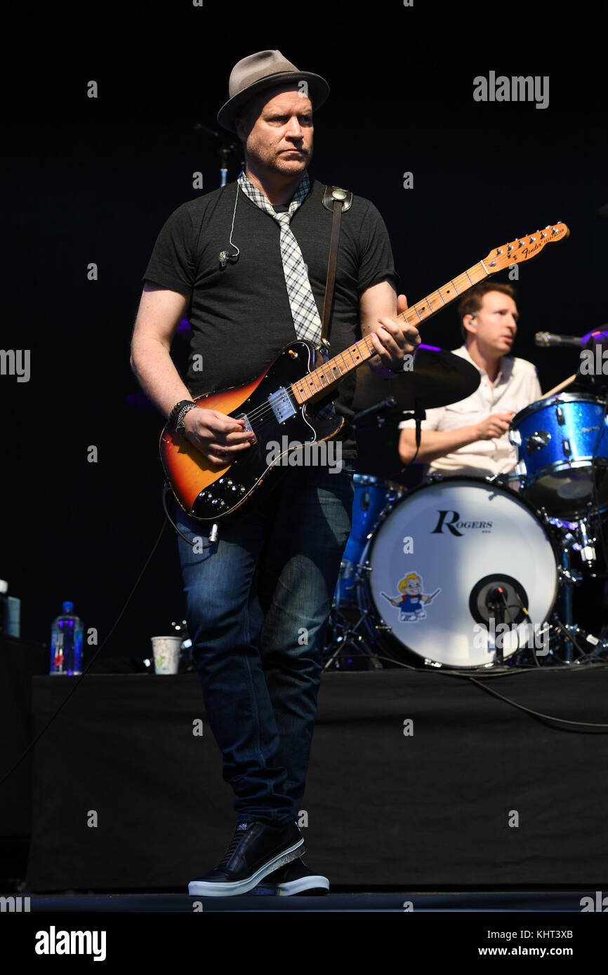 MIAMI GARDENS, FL - FEBRUARY 11: Dan Vickrey of Counting Crows performs ...