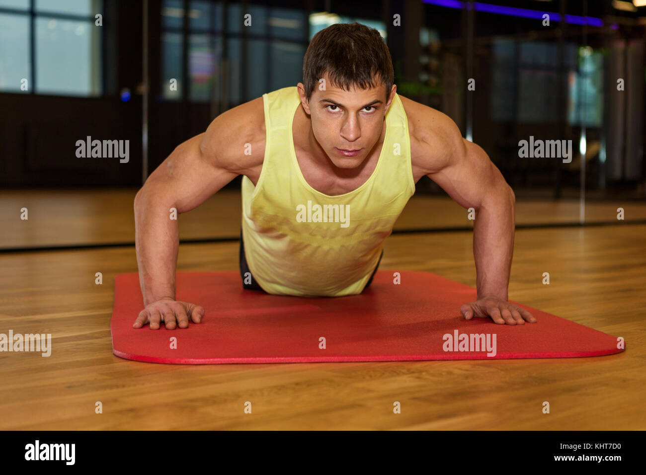 Muscular bodybuilder hi-res stock photography and images - Alamy