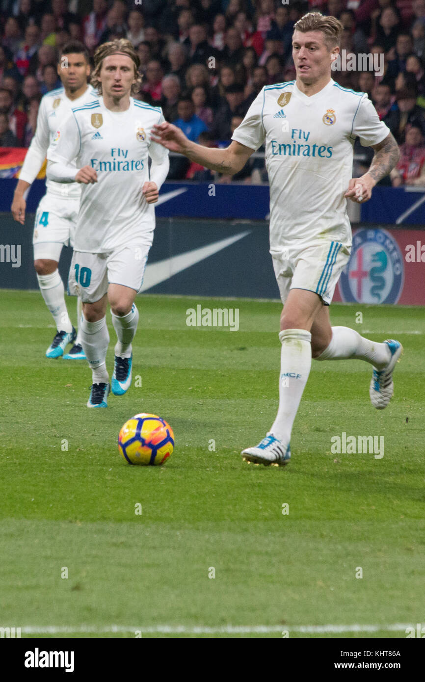 Modric (L) and Tony Kroos (R). (Photo by Jorge Gonzalez/Pacific Press ...