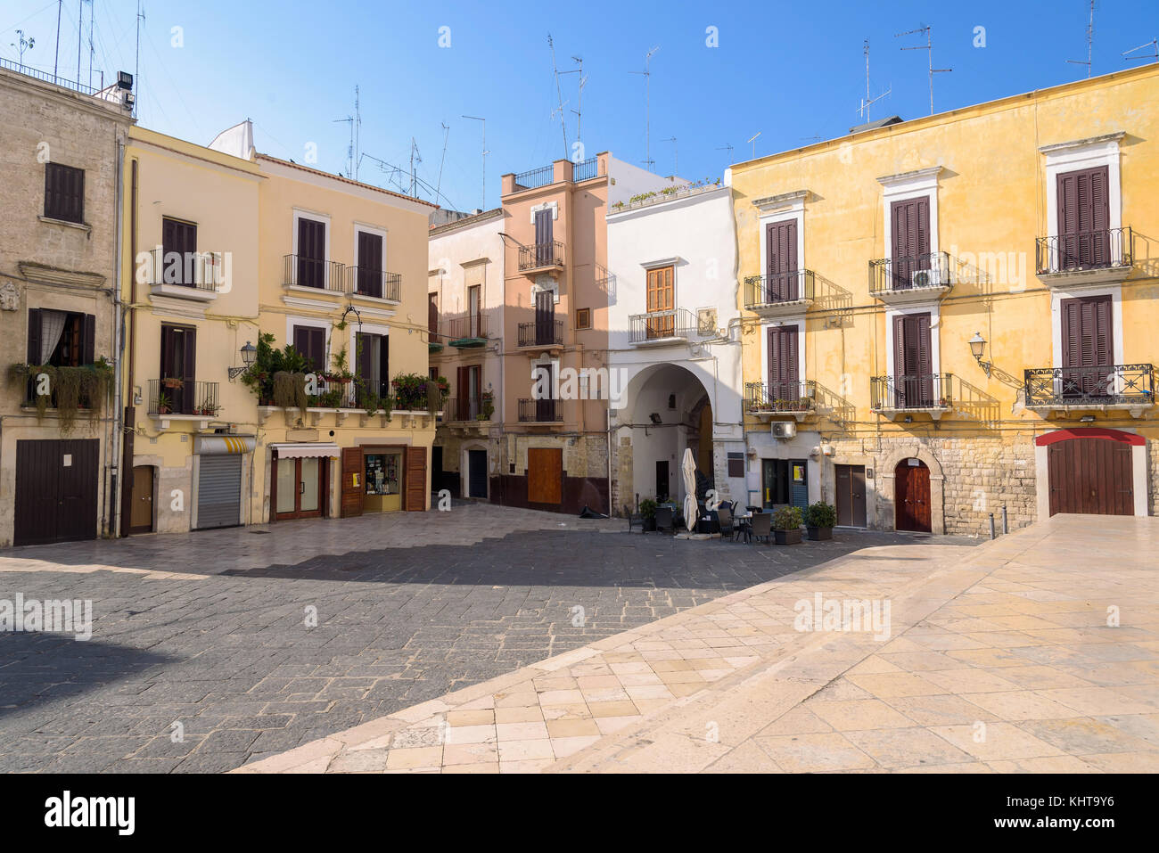 Small town square hi-res stock photography and images - Alamy