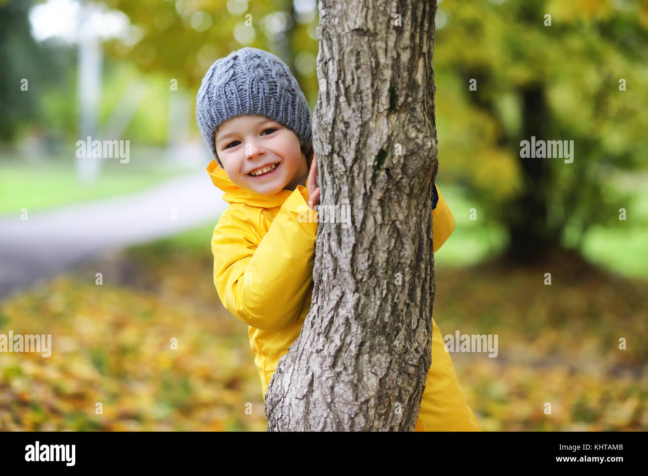 Children in the autumn park walk Stock Photo - Alamy