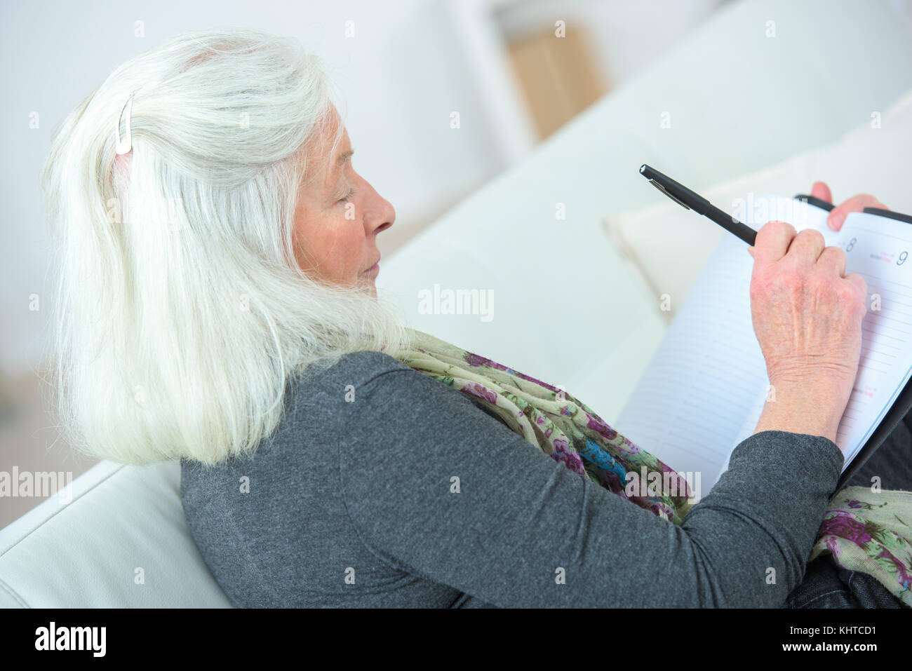Elderly elegant old fashioned lady hi-res stock photography and images ...