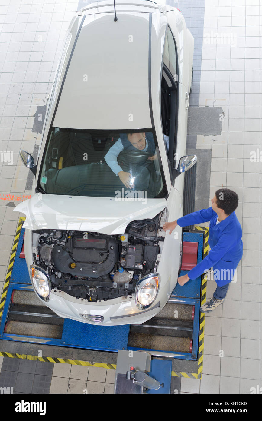 mechanics in auto repair shop Stock Photo - Alamy
