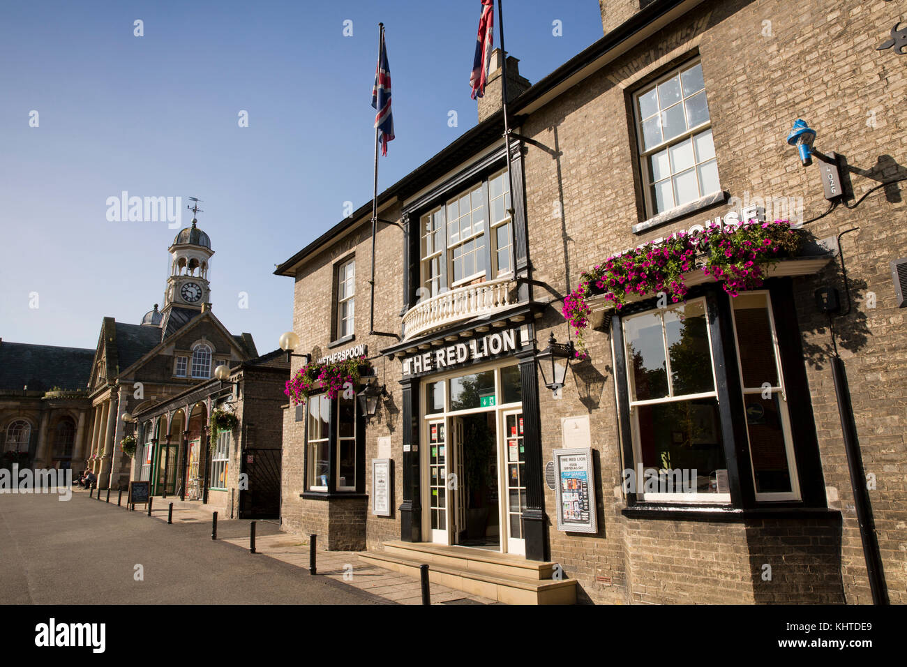 UK, England, Norfolk, Thetford, Market Place, Wetherspoon’s Red Lion ...