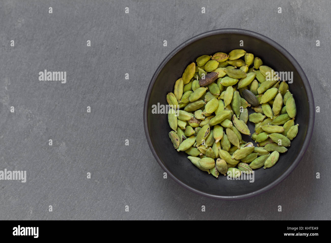 cardamon in bowl Stock Photo - Alamy