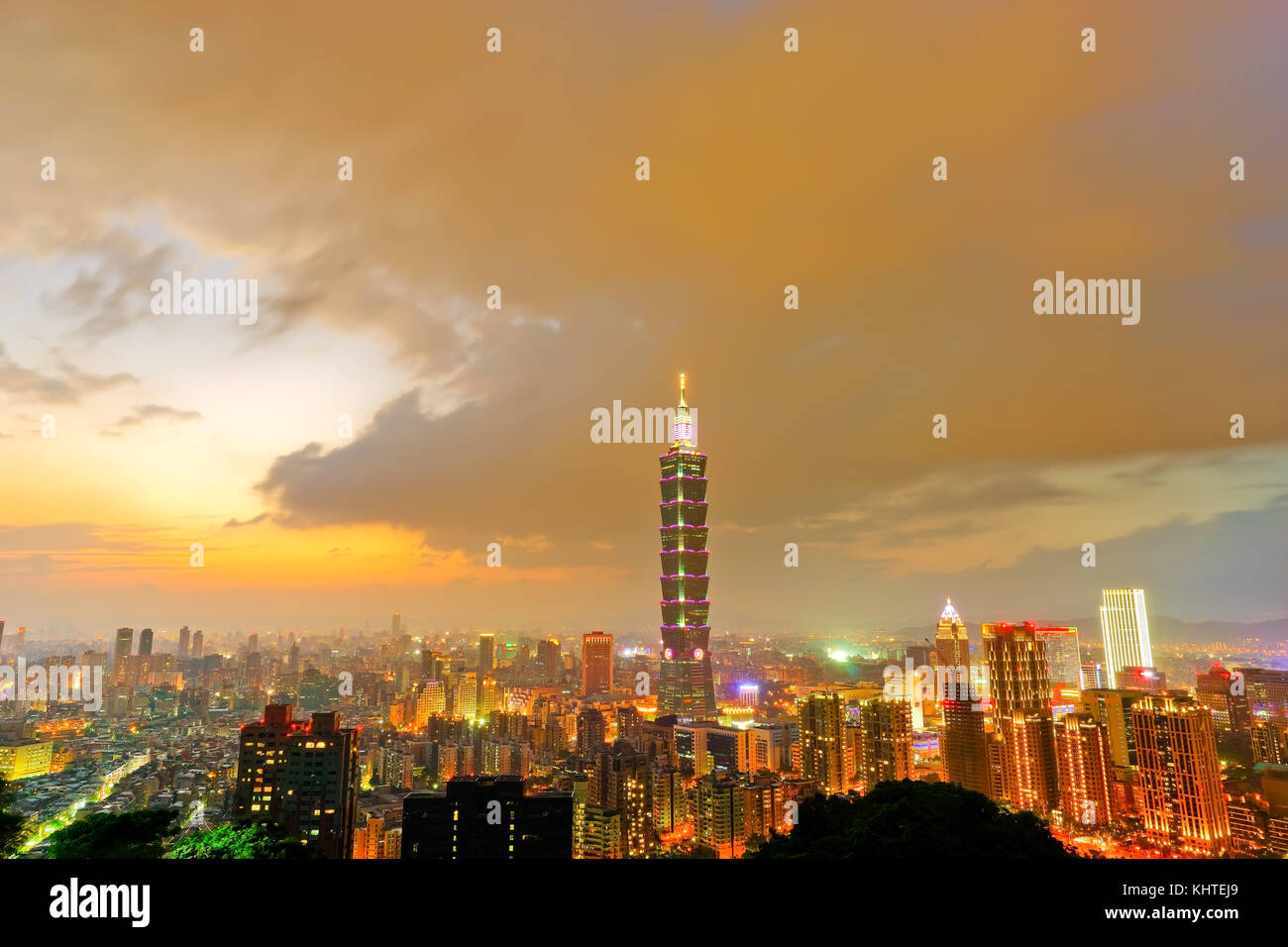 View of the skyline at sunset in Taipei, Taiwan Stock Photo - Alamy