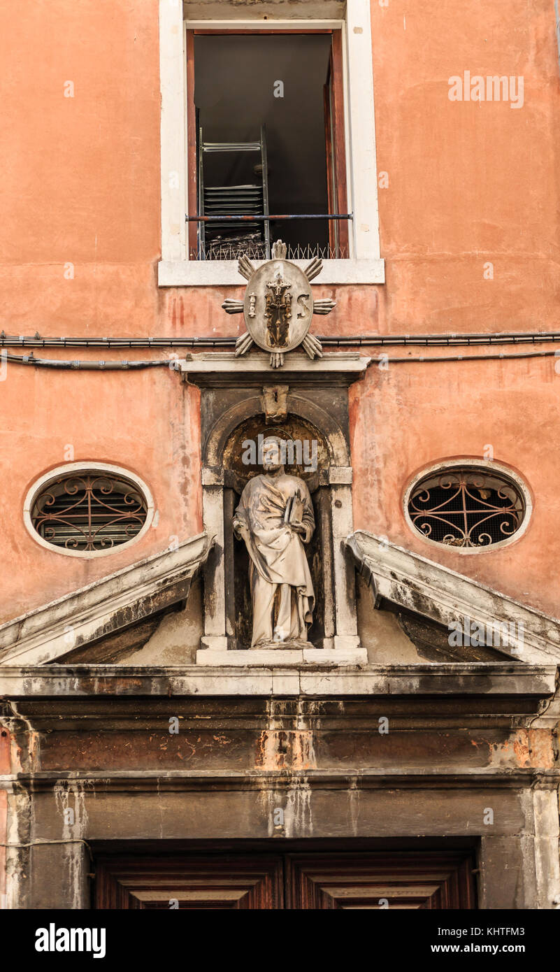 Old Statue in Alcove in Venice Church Stock Photo - Alamy